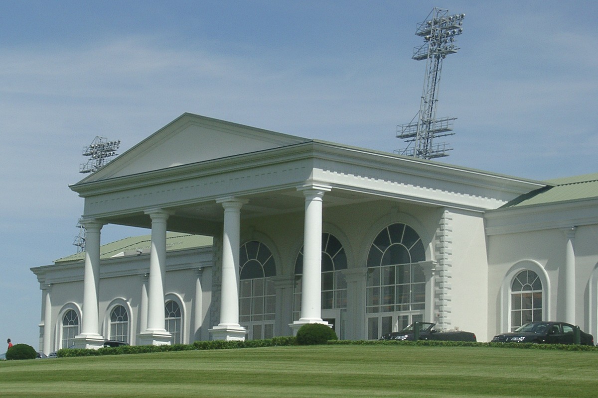 Kolossale griechische Säulen für das Magna Racino | LifeBeton